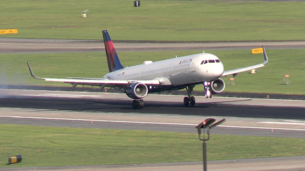 DO THEY NEED MORE PRACTICE? Delta A321 Arrives Runway 26R at Atlanta ...