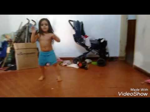 Niña de 3 años bailando ☺😍😳