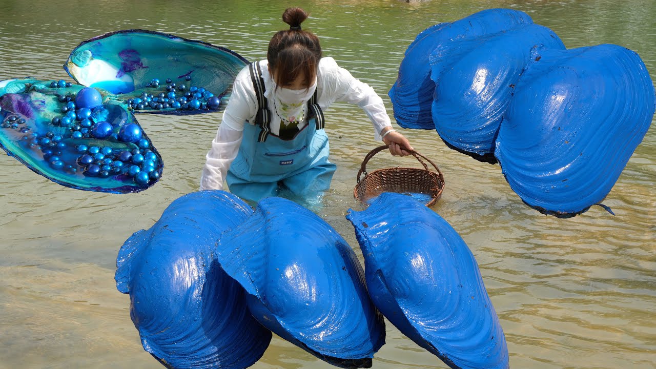 😱👉The girl met a huge river clam and forcefully broke it, revealing a ...