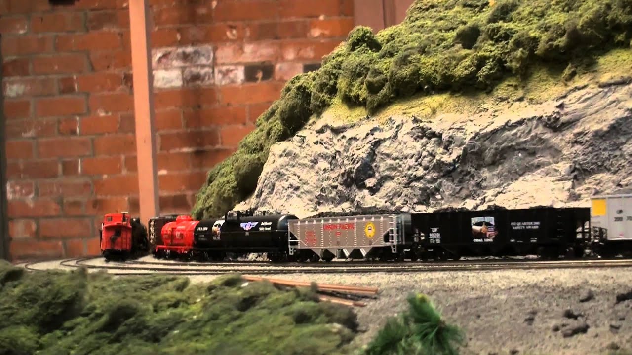 The Time Machine Model RR Layout & Two Trains at West Hartford, CT (12 ...