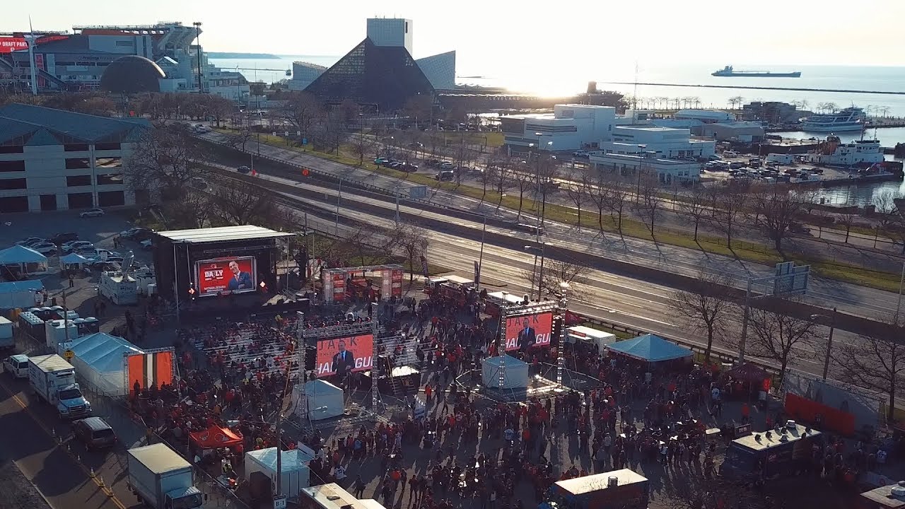 Browns fans rocked the Muni Lot at the 2018 Draft Tailgate - YouTube