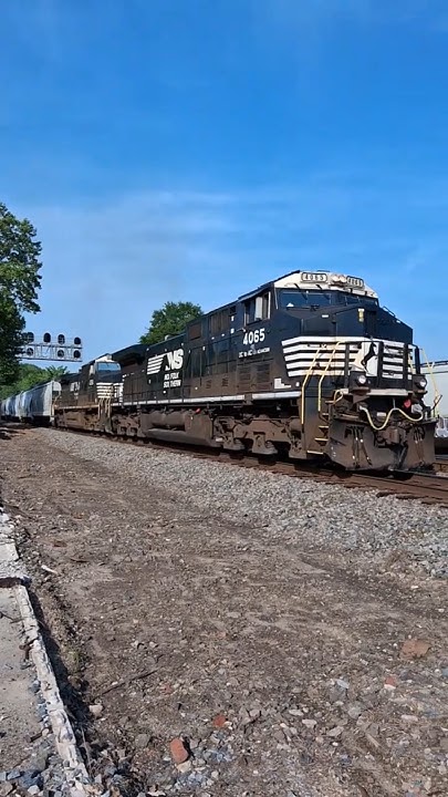 Massive DUO "strollin thru town, down mtn" Nice LOUD Burst! Norfolk Southern #4065 - #154 ...
