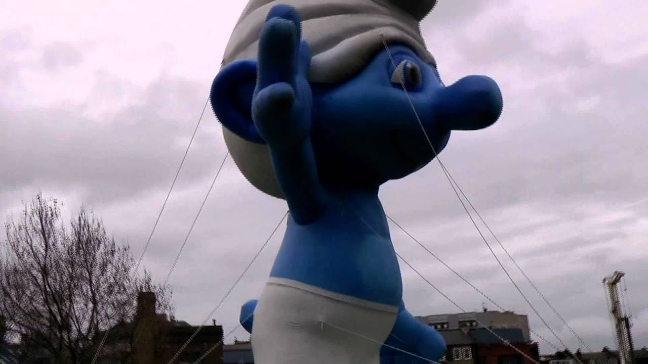 Giant Smurf Takes London - YouTube