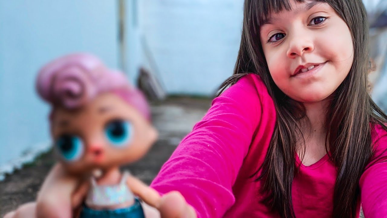Brincando com bonecas - YouTube