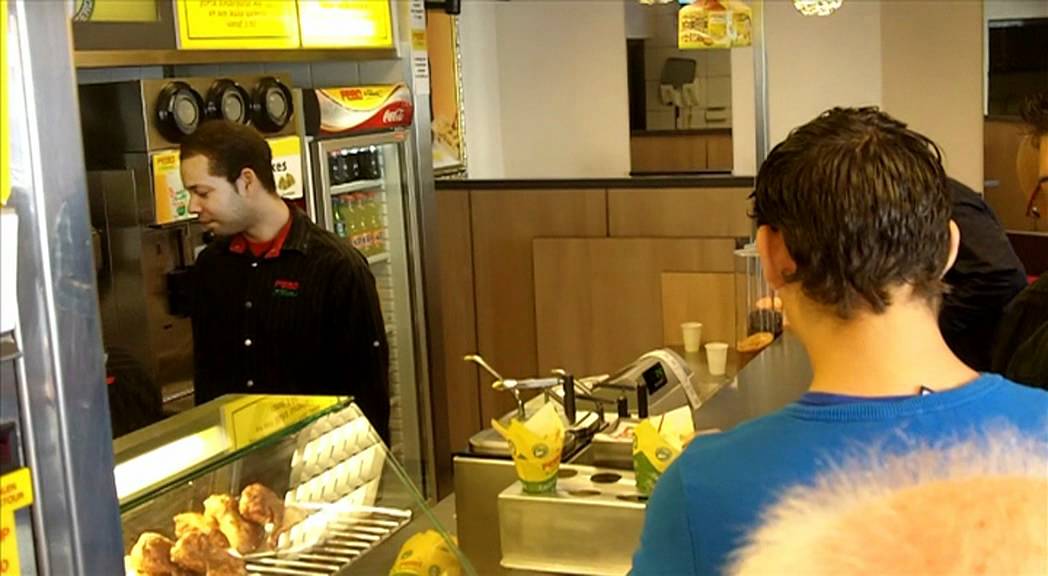 Gratis friet bij de Febo - YouTube