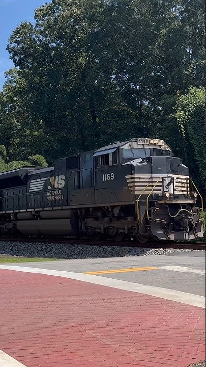 NS 8101 and Friendly Crew on NS 27A! #trains #railway #shorts - YouTube