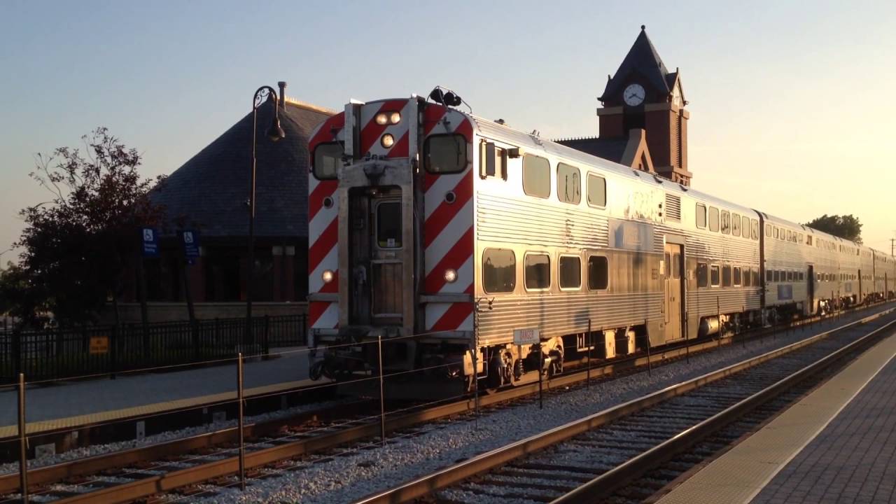 Metra mp36 407 pushes an inbound train to Chicago - YouTube