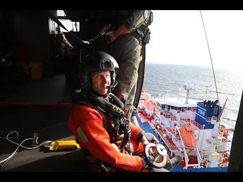 RAW VIDEO: Training Flight RDAF sqn 722 SAR-helicopter EH101 in Øresund.