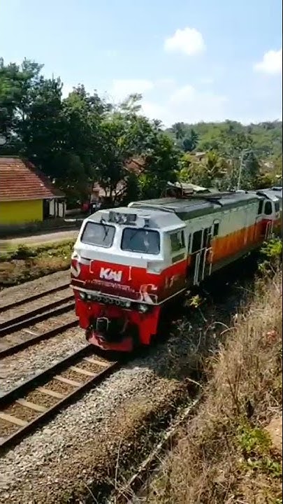KERETA API TURANGGA MELINTAS LANGSUNG DI STASIUN KARANGSARI - YouTube