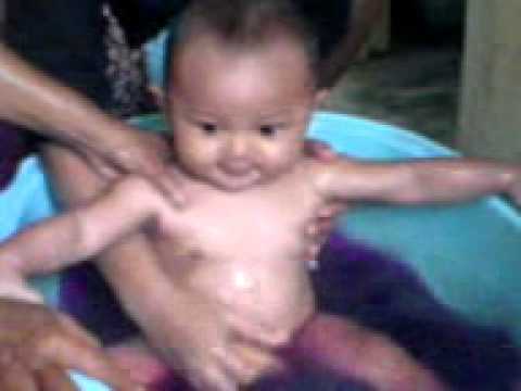 Syarif G & Bintang Kecil saat  Adegan Mandi.3gp