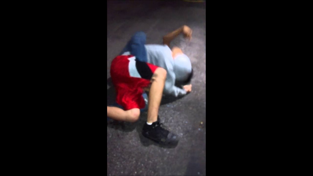 Two guys fighting in DA parking lot - YouTube