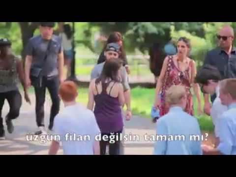 Amerikada  Türbanlı Bayan Sokakta Dayak Yerse Halkın Tepkisi Neler Olurr Görelim