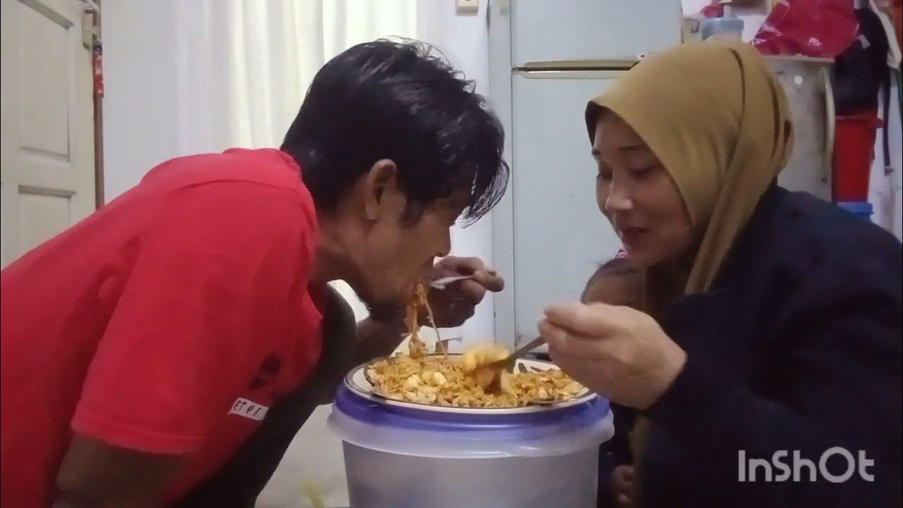 TKW MUKBANG BERTIGA ‼️MIE EMPAT BUNGKUS DAN EMPAT TELUR - YouTube