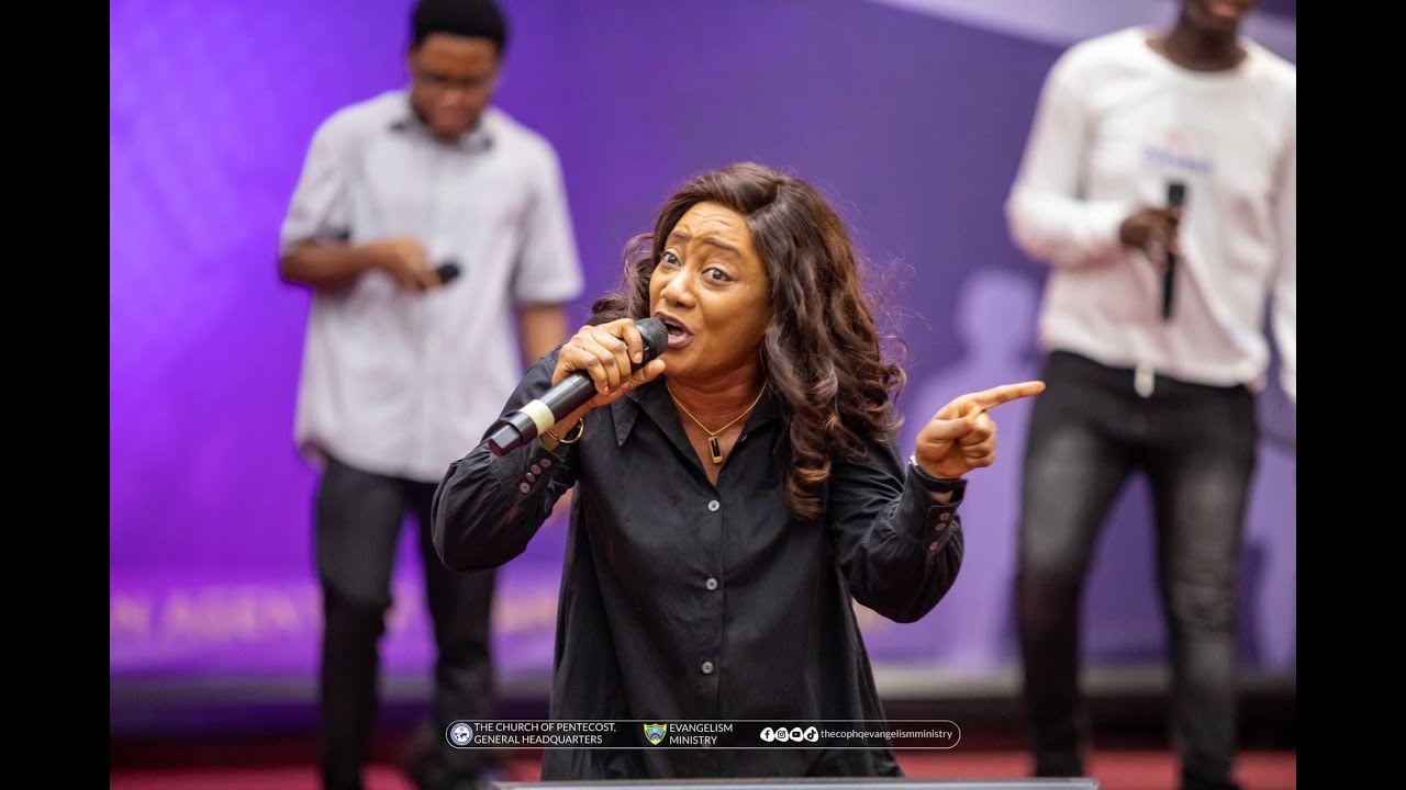 RUTH ADJEI SPARKS 🔥 UP A REVIVAL WITH “SIESIE ME” AT PIWC ATOMIC - YouTube