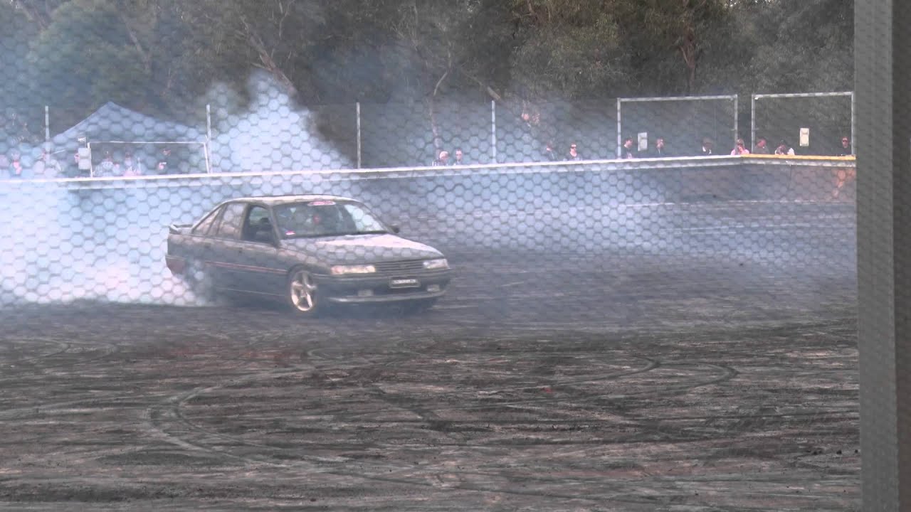 Bindoon Burnouts - VN Commodore - YouTube