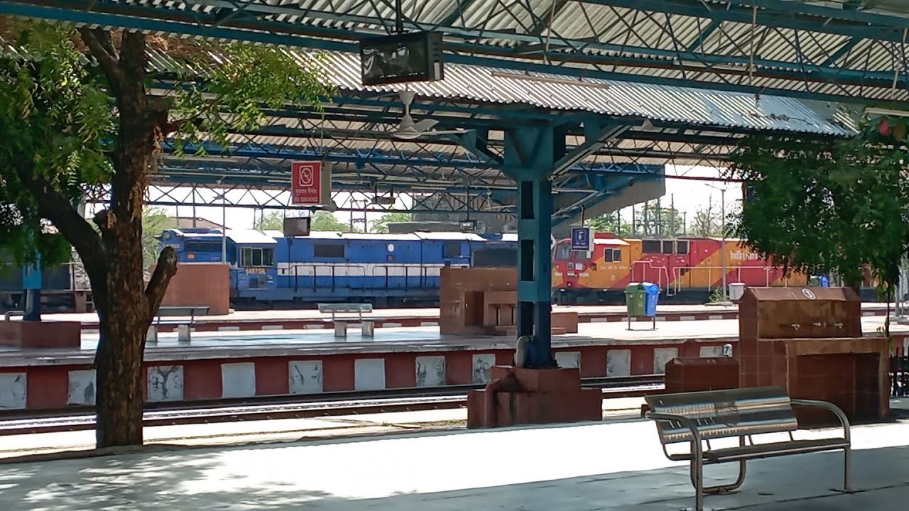 Diesel Gangs At Botad Junction - YouTube