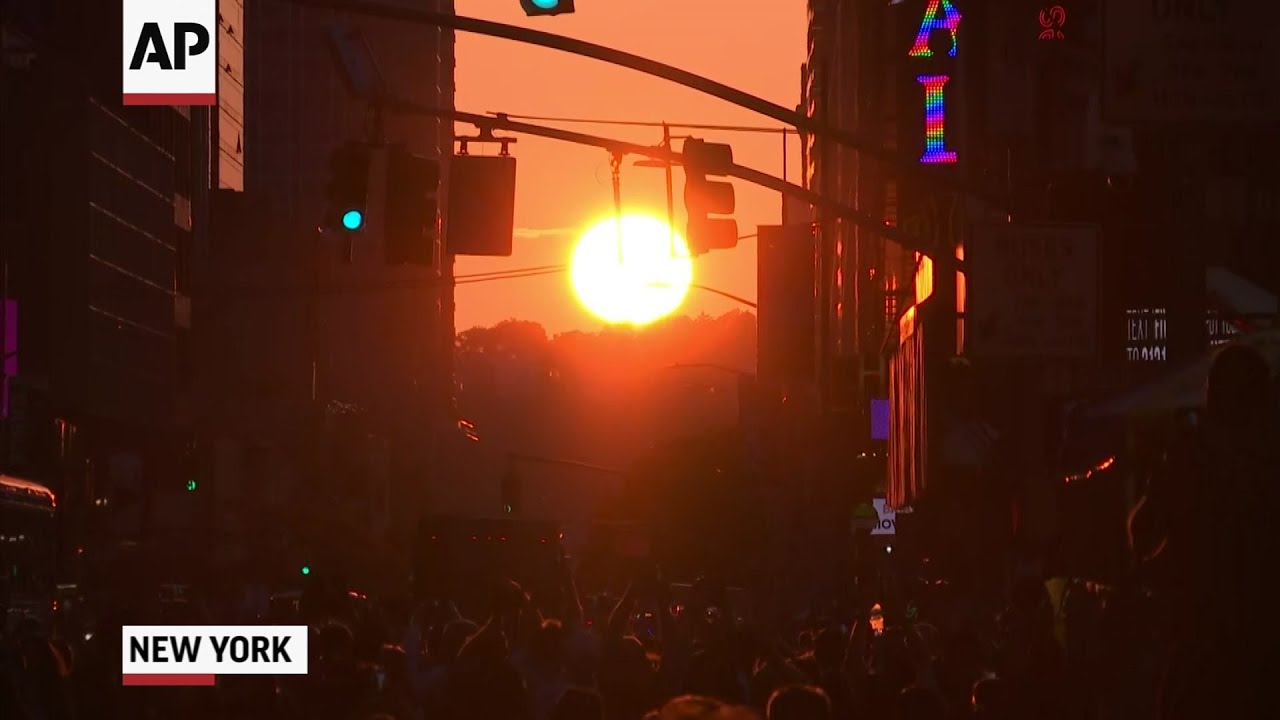 NYC sees Manhattanhenge sunset - YouTube