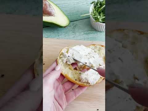Mon lunch préféré de l’été!! Bagel saumon avocat 🥑