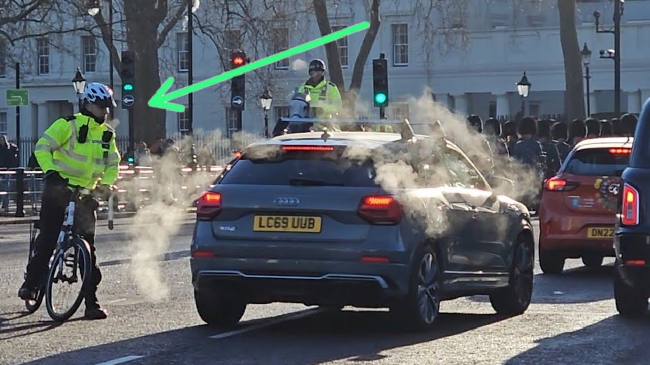 POLICE STOP CARS AS KING'S GUARD ABOUT TO MARCH!😳 - YouTube