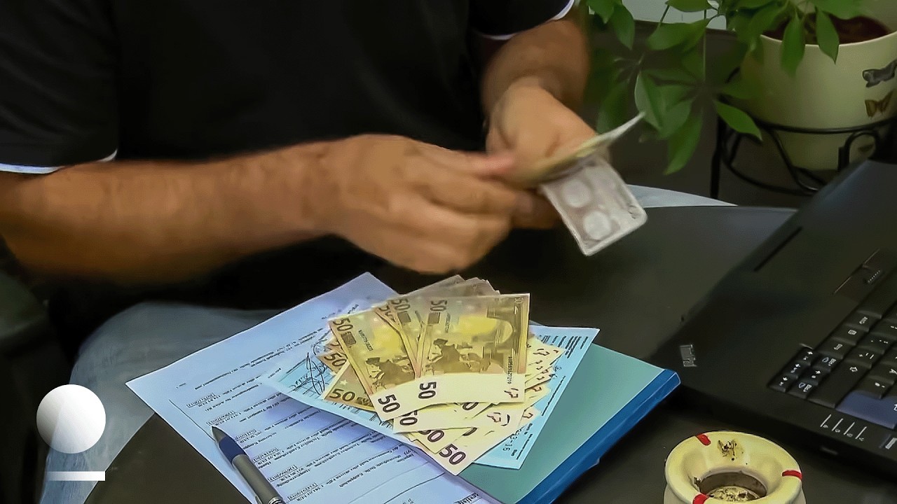 Achtung! Der Geldeintreiber kommt - YouTube