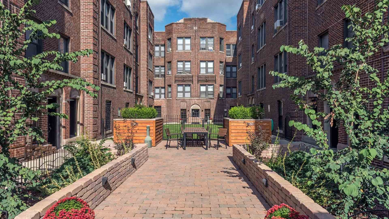 A sunny courtyard 1-bedroom a few blocks from Wrigley Field - YouTube