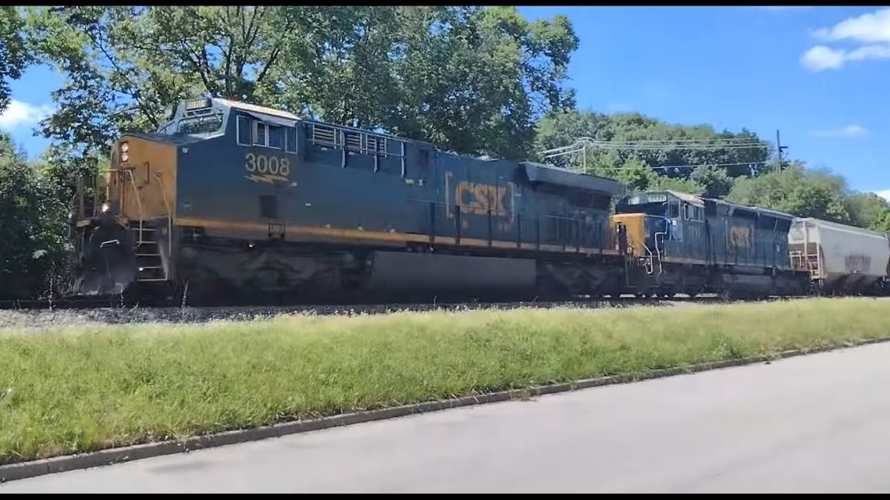 CSX 3008 and CSX 1711 SD40E3 leads CSX Manifest Train South at Cincinnati, OH - YouTube