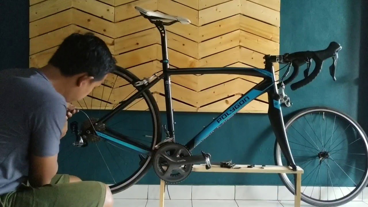 rakit sepeda polygon strattos - YouTube