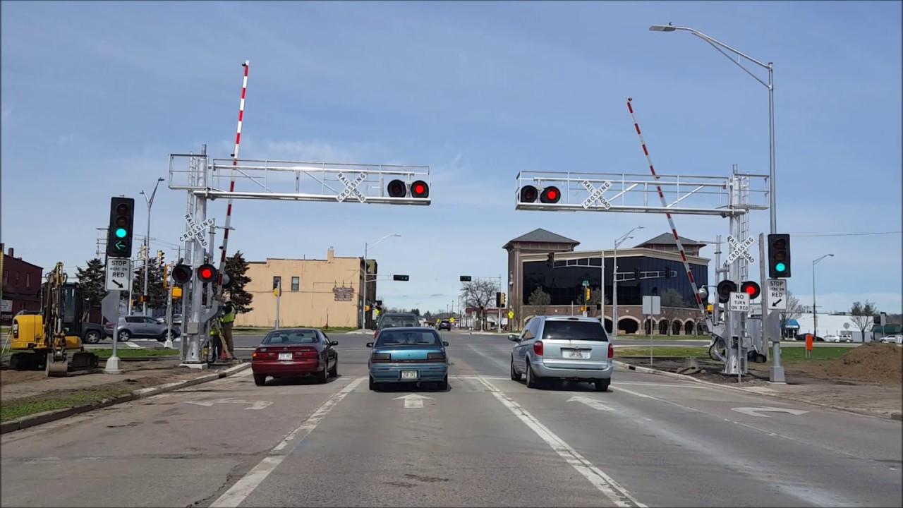 Train Gates Installed on 1st & Stewart Aves in Wausau - YouTube