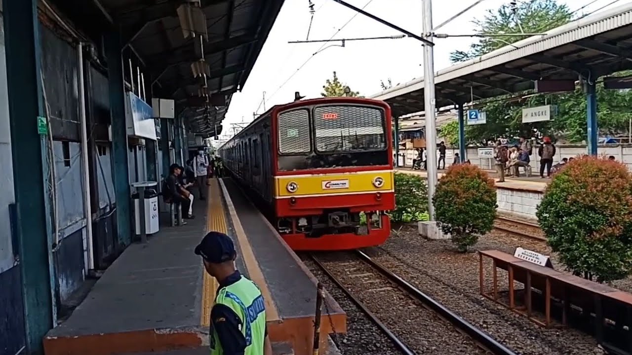 KERETA KRL COMMUTER LINE BERHENTI DI STASIUN AKHIR ANGKE UNTUK KEMBALI ...