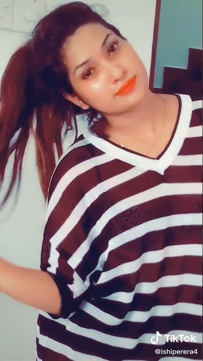 සලු අතරින් අක්කගේ තන පට එලියේ😛 Sri Lankan Sinhala Girlstik Tok Sex