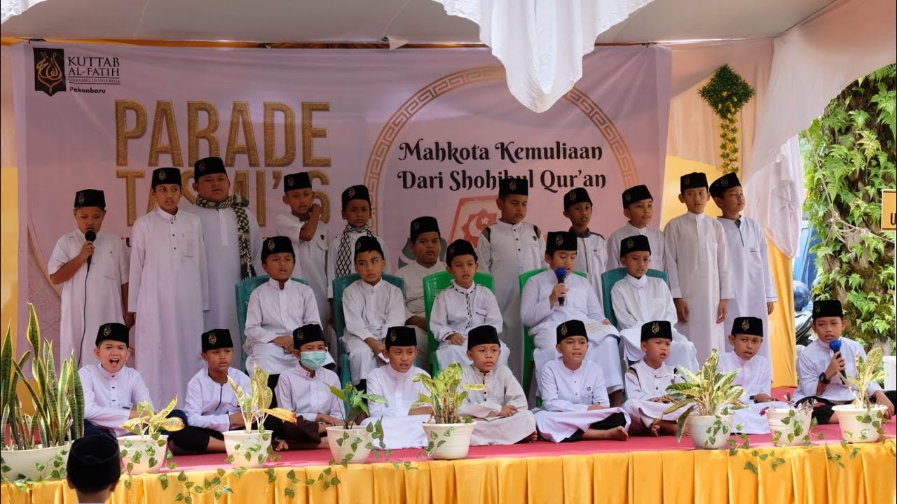 Kuttab Al Fatih Pekanbaru || Parade Tasmi - YouTube