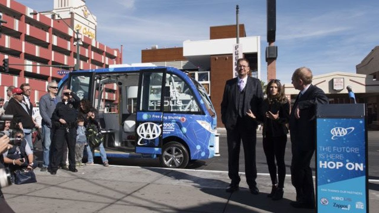 Las Vegas' self-driving bus crashes in first hour of service - YouTube