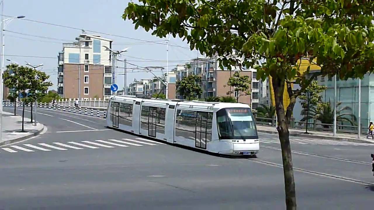 Shanghai - Translohr Tram 上海 有轨电车 - YouTube