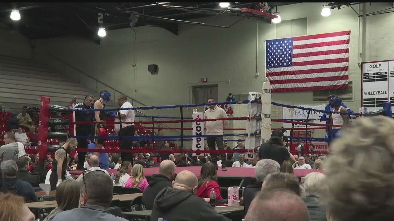 Locals gathers for amateur boxing night in Struthers - YouTube