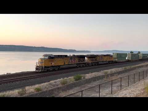 UP 6050 GE AC4400 Leads Train Southbound University Park, WA - YouTube