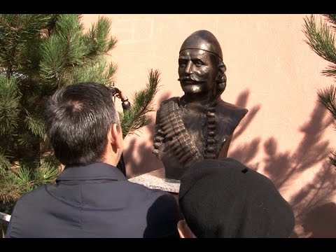 Azem Bejta, pas 92 vjetësh kthehet në vendlindje, tash në bronz - YouTube