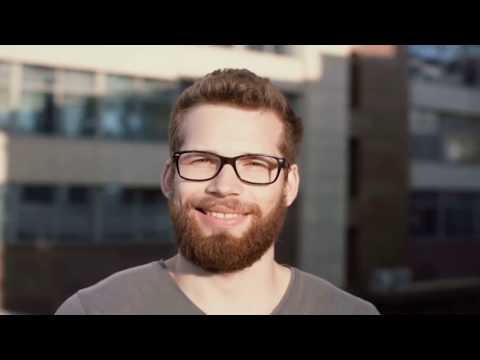 Sokakta Namaz Kılan Bir Adamın Önünde Bayılan Kıza, Adamın Tepkisi Bakın Nasıl Oldu!