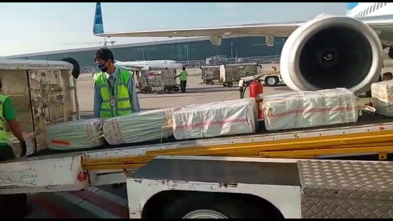 Proses loading barang kargo di pesawat garuda - YouTube