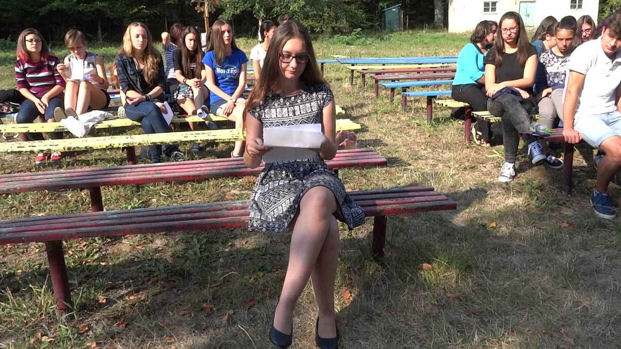 Gâbu Ana Maria, clasa a XII-a, citeste in Tabara Tinere Condeie, Muncel ...