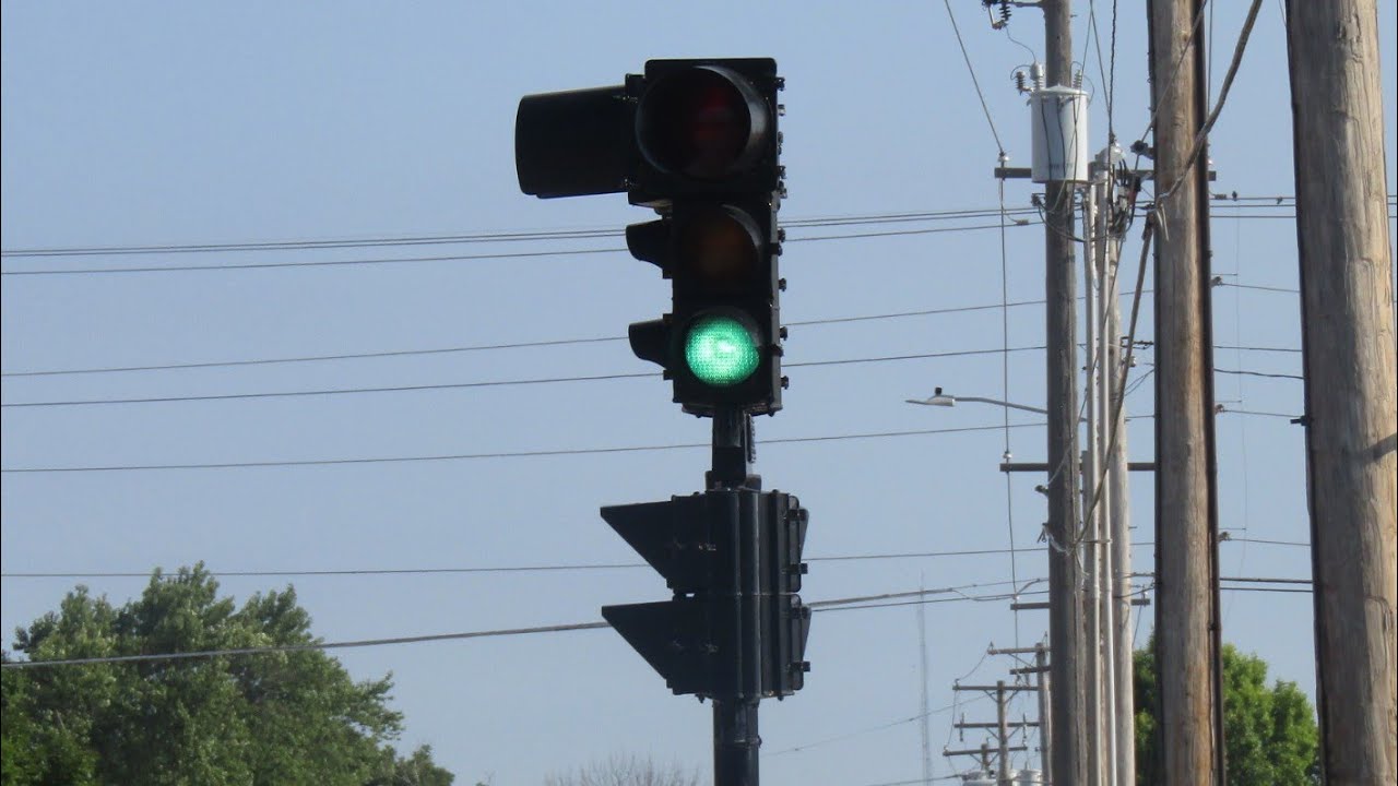 8 inch Rodded Eagle Flat-back Traffic Light with a 12 inch Expander ...