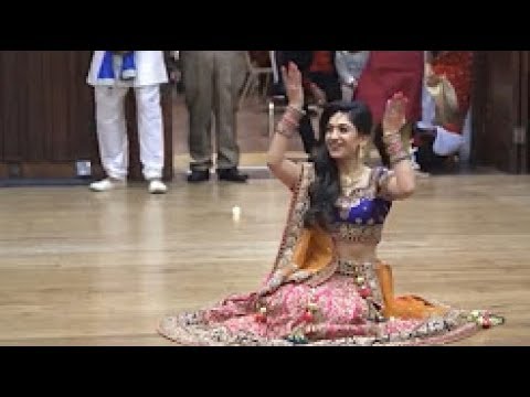 New Indian Wedding Dance 2017 - Beautiful Bride with Family Dance Performance