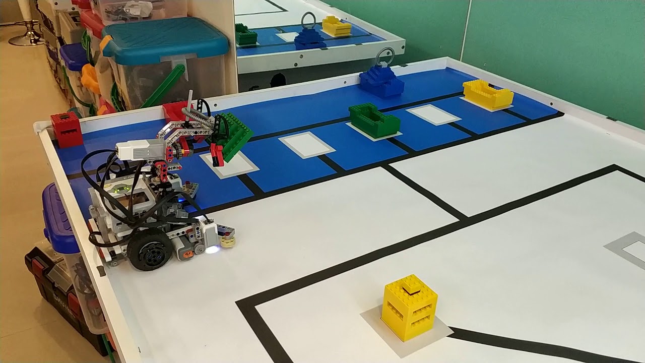 WRO 2018 senior Robot test - YouTube