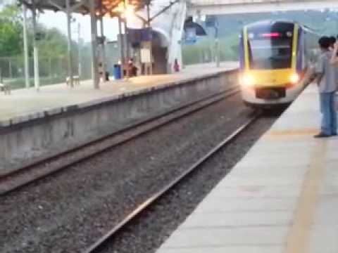 31/8/2016 KTM Komuter Class 92 (SCS 01) arriving Nilai - YouTube