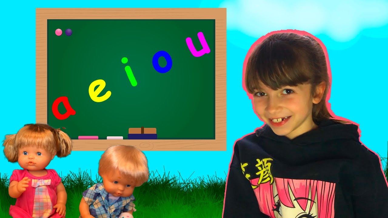 APRENDE LAS VOCALES - Los bebés van a la escuela de Júlia - YouTube