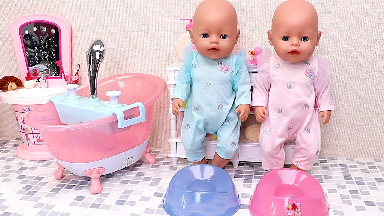 Babies bath time after color paint! Play Dolls - YouTube