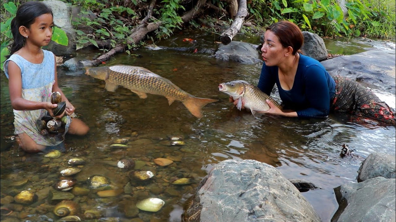 Top survival skills mother with daughter in forest- Catch big fish ...