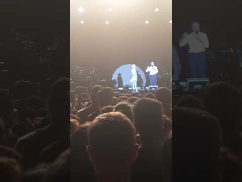 Sanatçı Gülşenin, ordu konserinde. Çorap krizi.