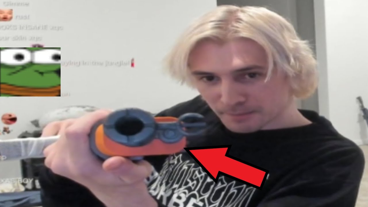 xQc shows off his new guns!! #shorts - YouTube