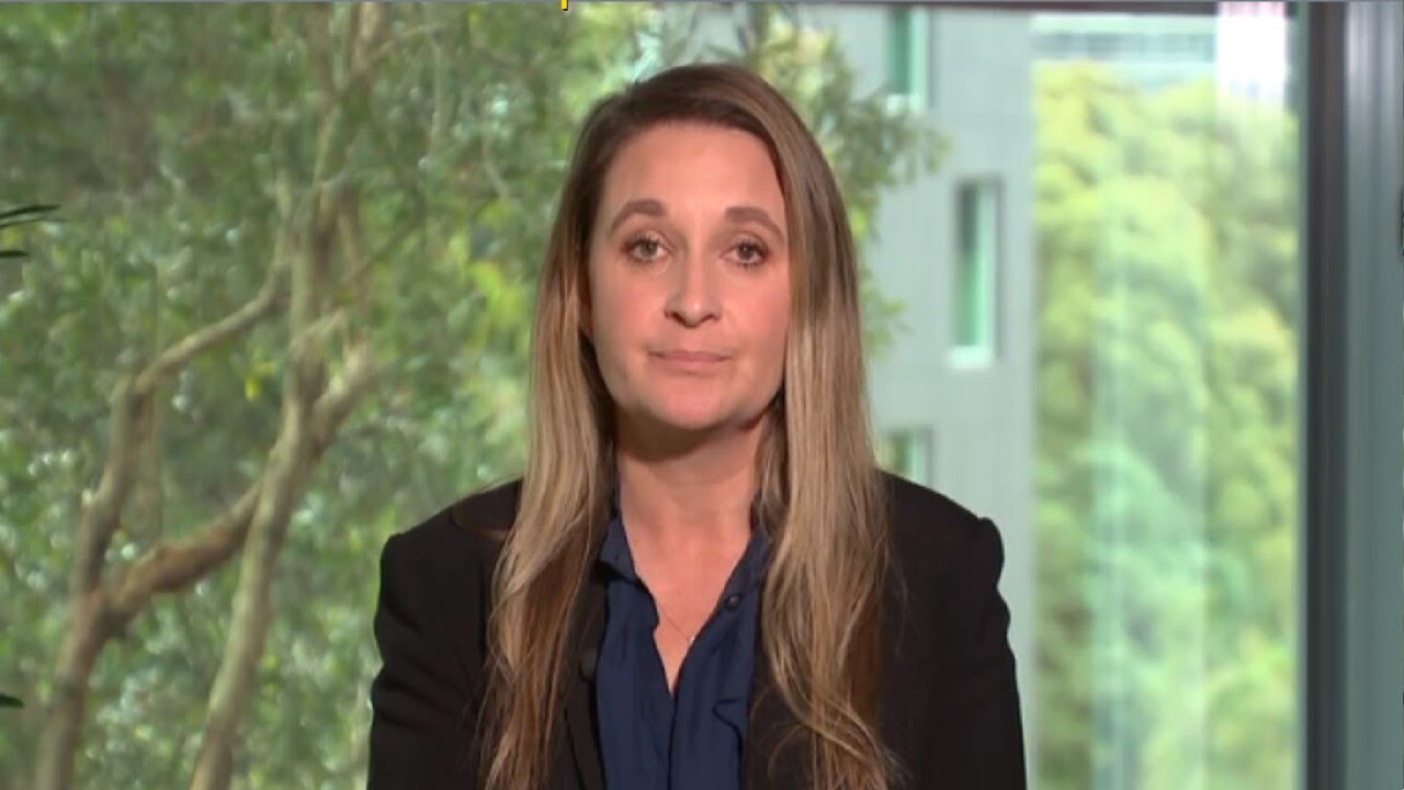 Optus CEO delivers emotional apology - YouTube