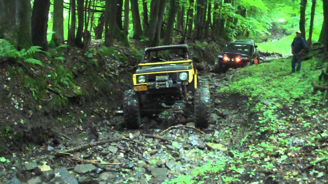 Suzuki Samurai crawling rock dana 44s and 38s - YouTube